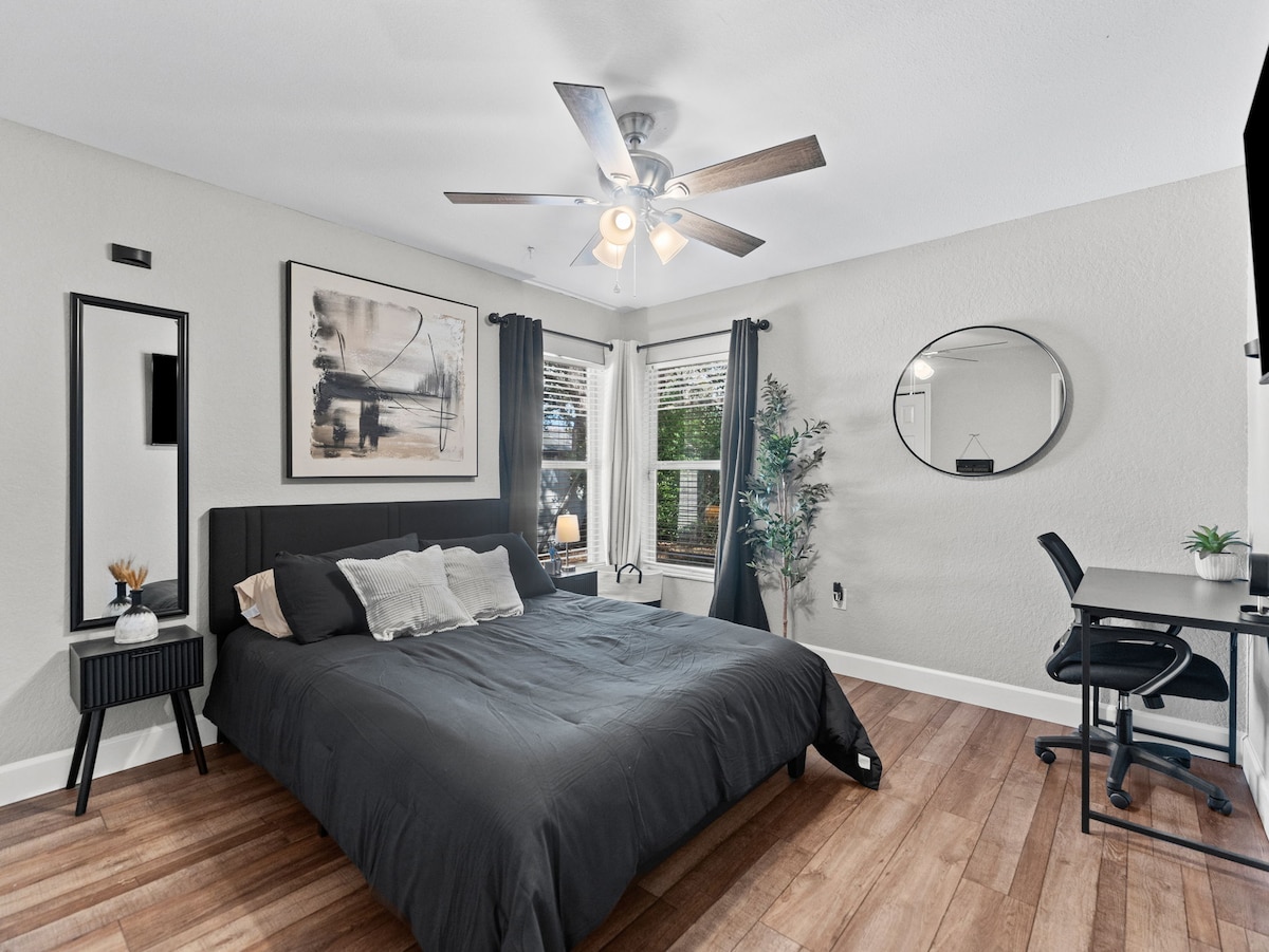 Modern eingerichtetes Zimmer in Spring Hill TV Schreibtisch - Häuser ...