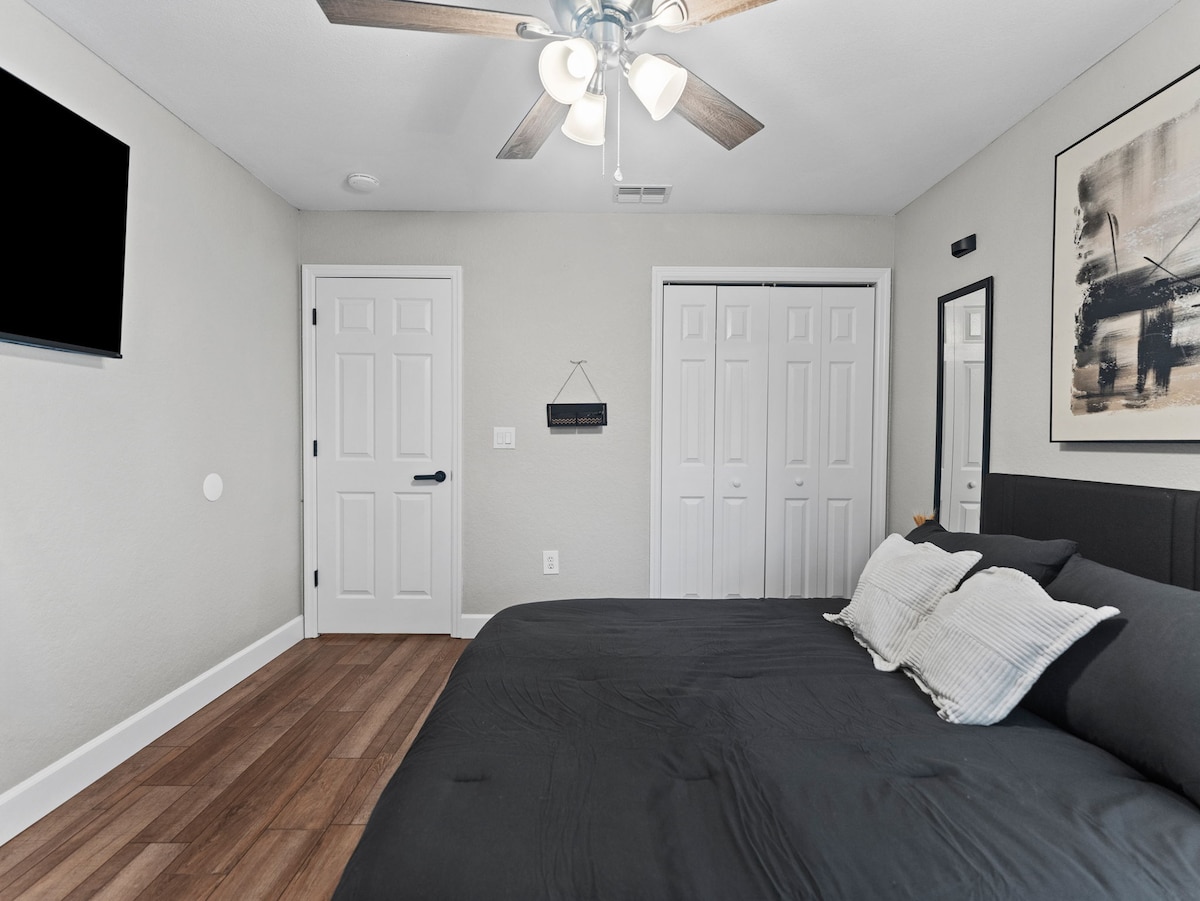 Modern eingerichtetes Zimmer in Spring Hill TV Schreibtisch - Häuser ...