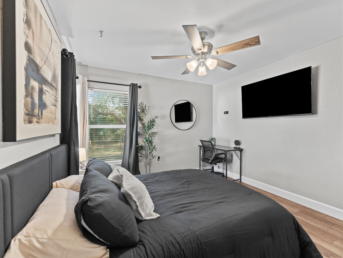 Modern eingerichtetes Zimmer in Spring Hill TV Schreibtisch - Häuser ...