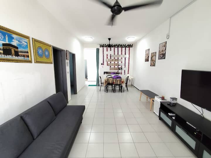 Spacious 3-bedroom Home With Terrace And Kitchens - Kota Tinggi