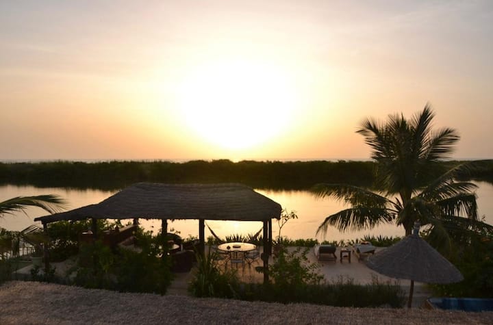 Maison Pieds Dans L’eau Au Bord De La Lagune - Senegal