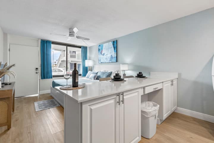 #107 Beachfront King Suite Kitchen Free Parking - Daytona Beach, FL