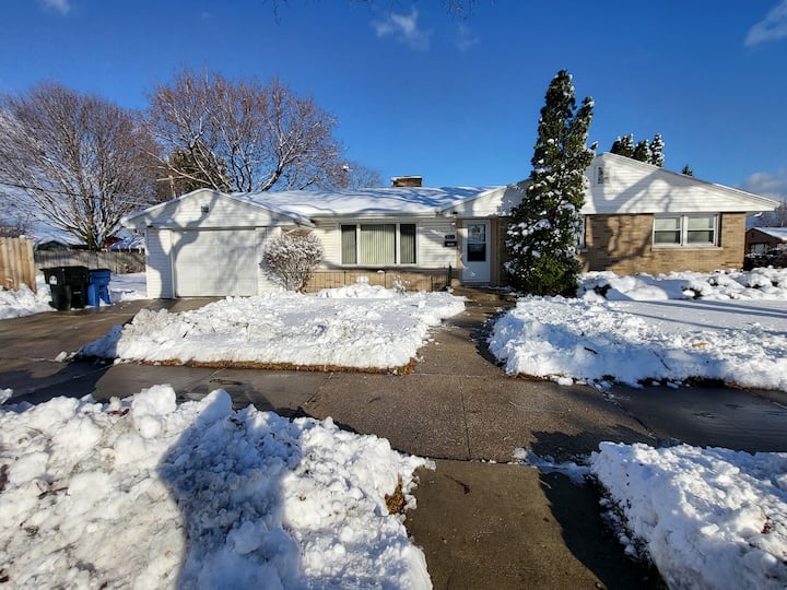 Furnished 3br Home W/ Office Utilities Included - Racine, WI