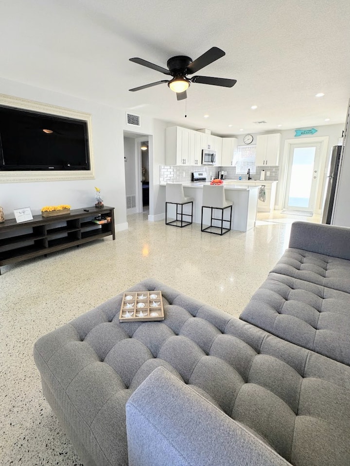 Catch A Drift In Our Coastal Breezy Bungalow - Lake Worth, FL