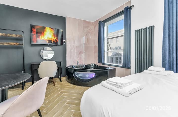Private In-room Jacuzzi In London King Bed Ensuite - Greenwich