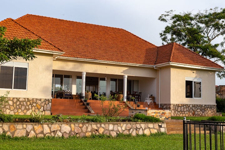 Contemporary Country Villa With Pool And Gardens - Uganda