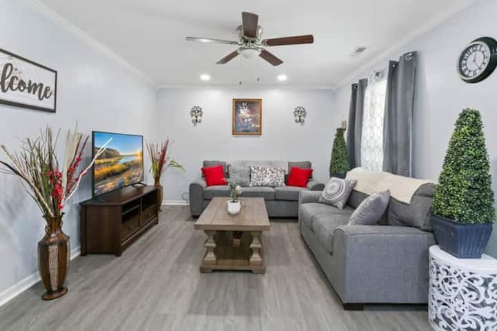 Renovated 3 Bedroom Home With All New Furniture - Decatur, AL