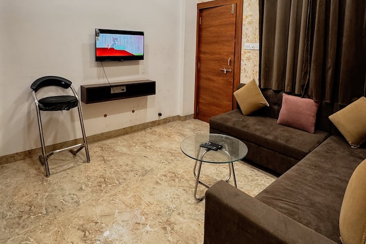 Couple Friendly 1bhk | Near Phoenix & Vijay Nagar - Indore