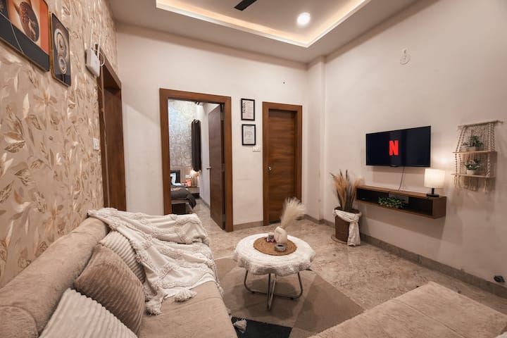 Luxe Couple Friendly| Ac, Tv, Wi-fi| Private 1bhk - Indore