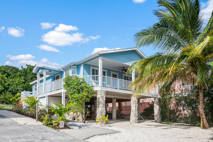 Luxury Freestanding Hillside Retreat - The Bahamas