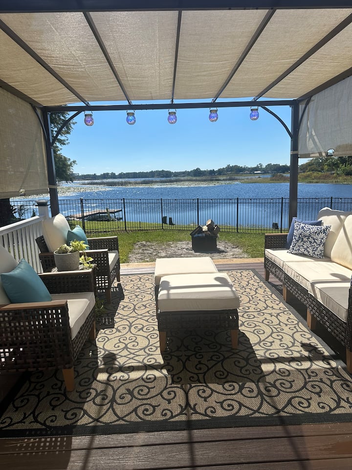 Stylish Lakefront Retreat Near Daytona And Orlando - Orange City, FL