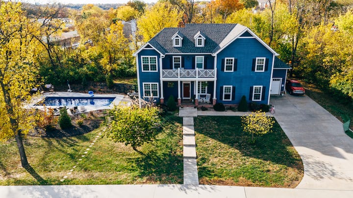 Futbol Paradise: Central Lawrence Poolside Luxury - Lawrence, KS