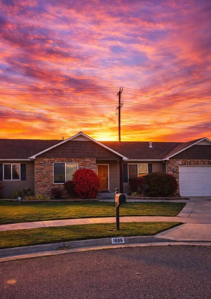 Spacious 5br Home With Yard & Basement Lounge - 아이다호 팔스