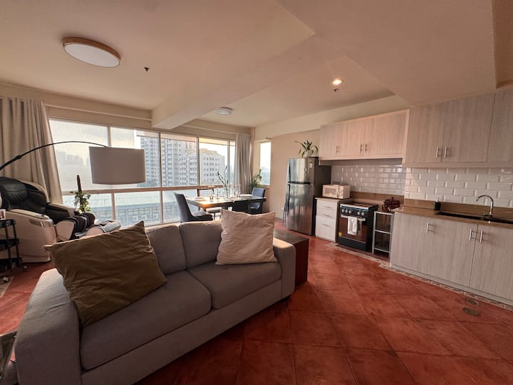 Relax & Recharge | Huge 2br W/ Massage Chair+ Pool - Pasig