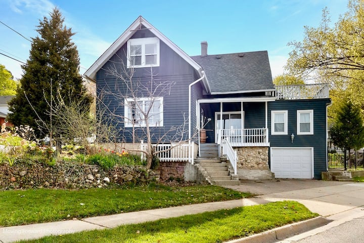 Riverfront 4br Walk To Restaurants/downtown - Elgin, IL