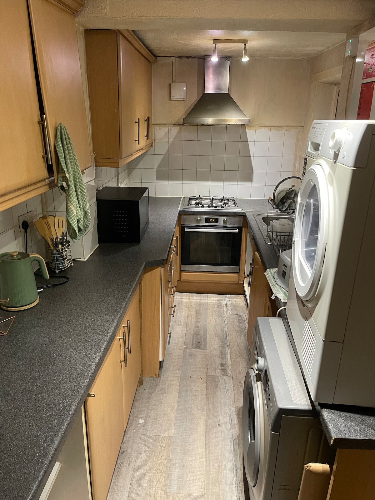 Simple Clean Room with TV Lounge Ideal Short Stay - Houses for Rent in ...