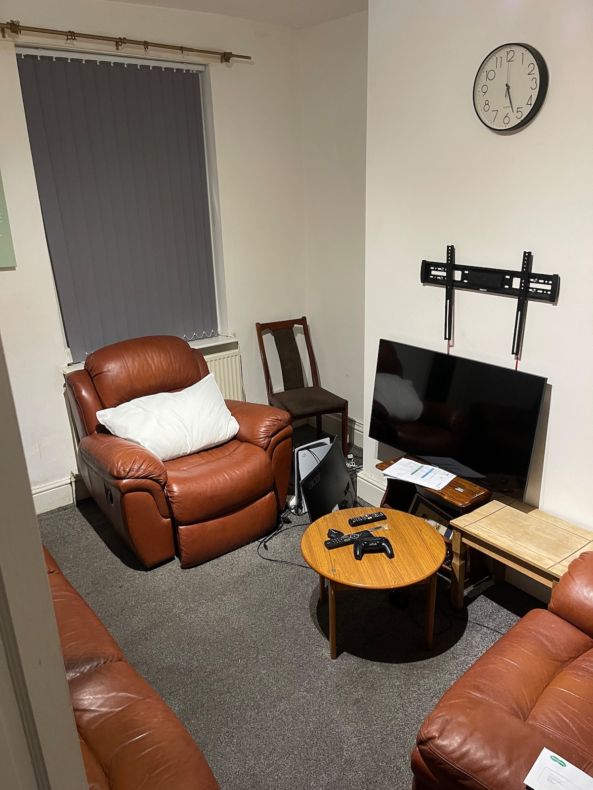 Simple Clean Room with TV Lounge Ideal Short Stay - Houses for Rent in ...