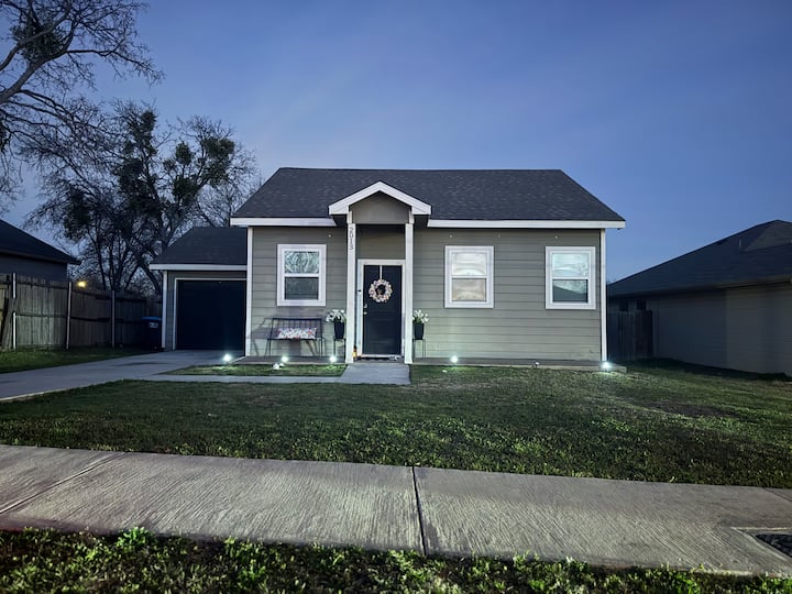 Beautiful Modern 3 Bed 2 Bath - Fort Worth, TX