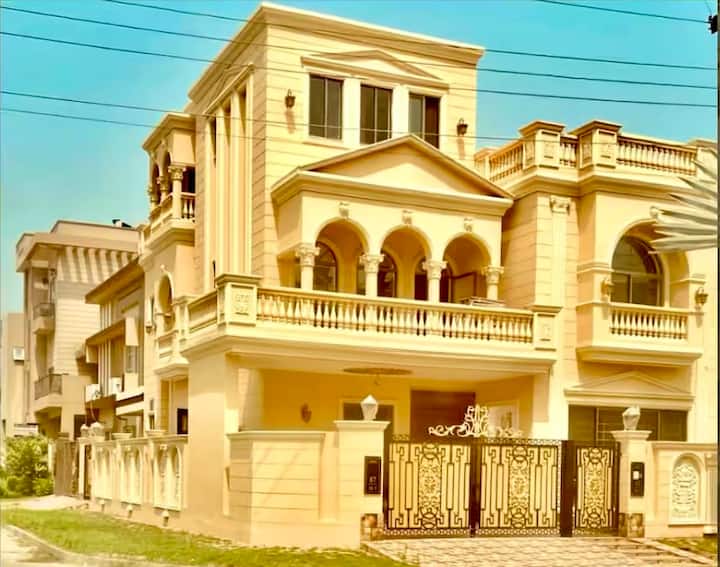 Executive Royal 2br Luxury Suite | Free Breakfast - Lahore