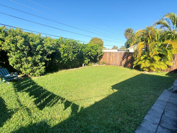 Whole House - Comfy And Cozy Old Gem. Owner Onsite - North Lauderdale, FL