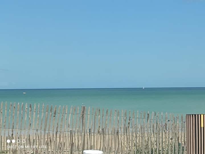 Les Bois Flottes - 
Appartement à 50 M De La Plage - Plage d'Hermanville-sur-Mer