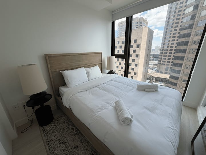 Modern Escape | Free Parking & Rooftop Pool - Montréal, QC