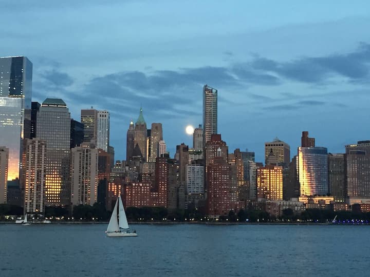 Townhouse W/water Views - 15mins To Times Square - North Bergen, NJ