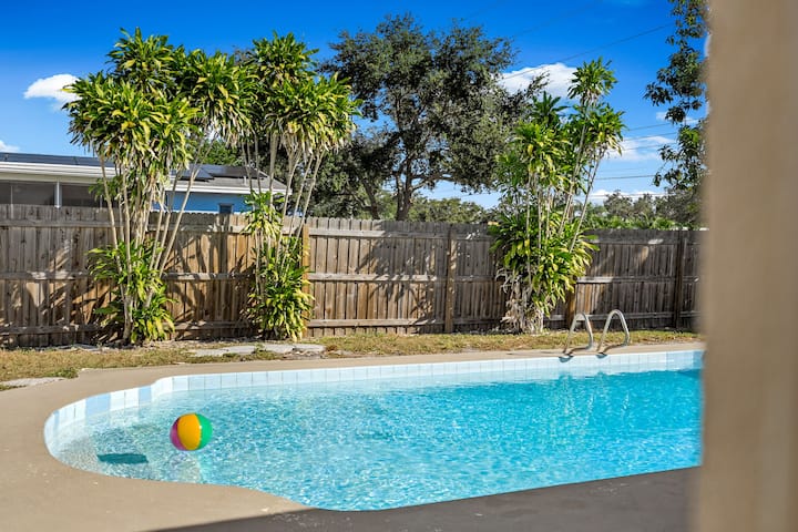 5 Bedroom Sunny Oasis With Private Pool And Yard - Clearwater, FL