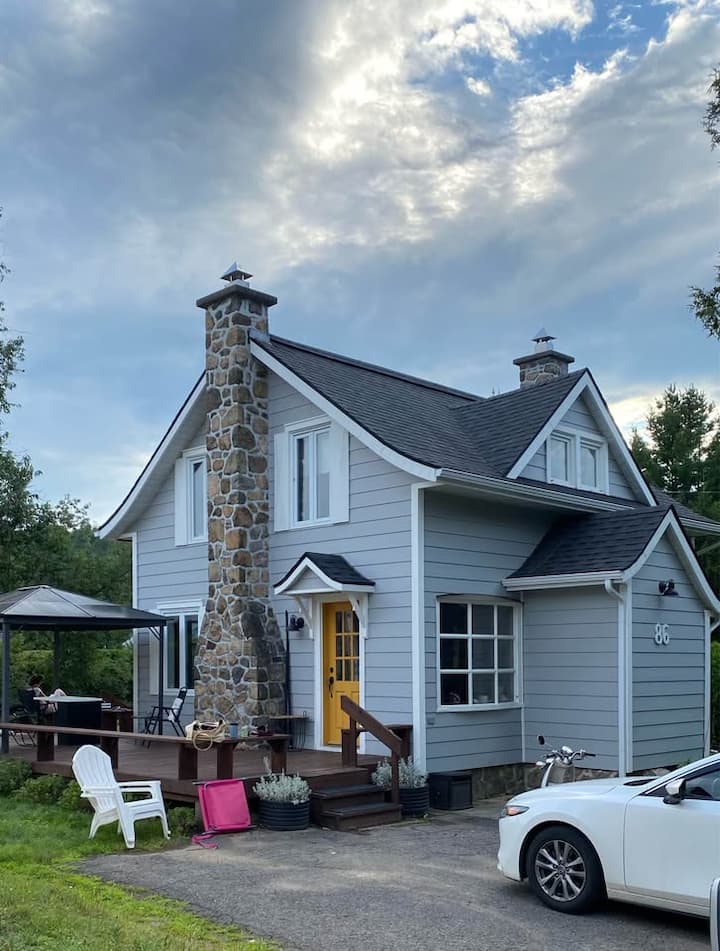 Jolie Maison Au Cœur Du Magnifique St-sauveur - Saint-Sauveur