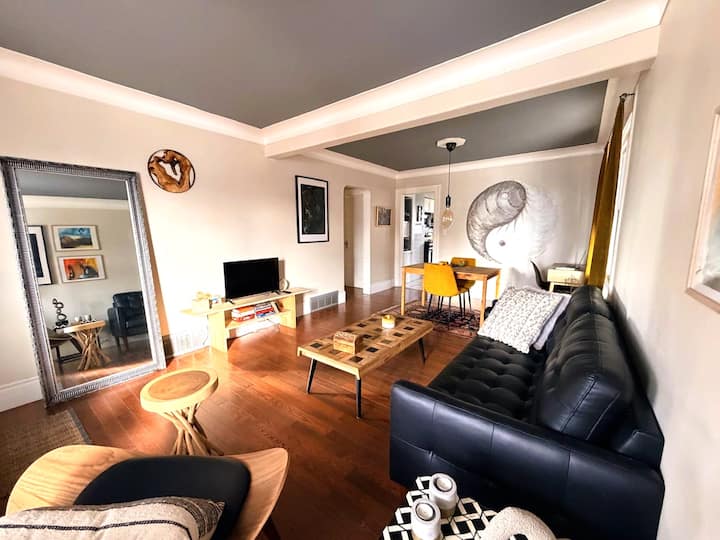 Cozy Stylish Home Away From Home - Windsor, ON, Canada