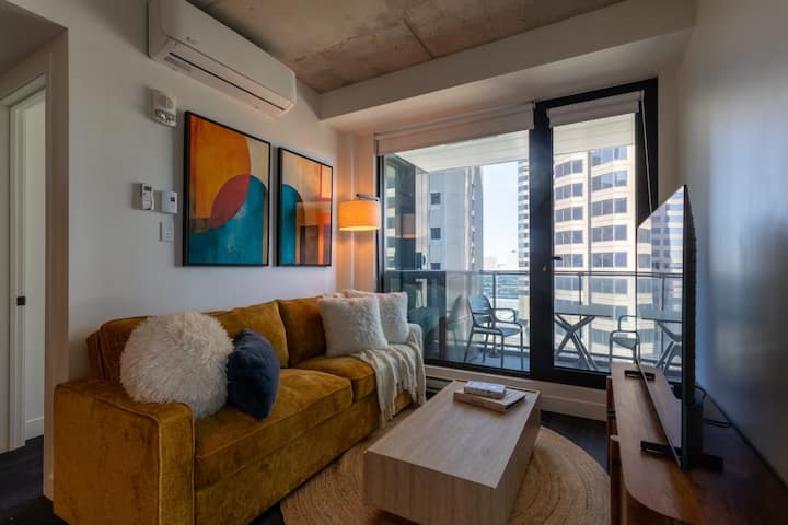Downtown Serenity Stay | Free Parking & Pool - Montréal, QC