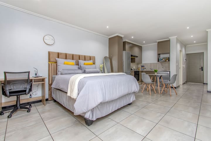 Work &Stay: Spacious Sandton 1br |Fast Wifi |Pool - Midrand