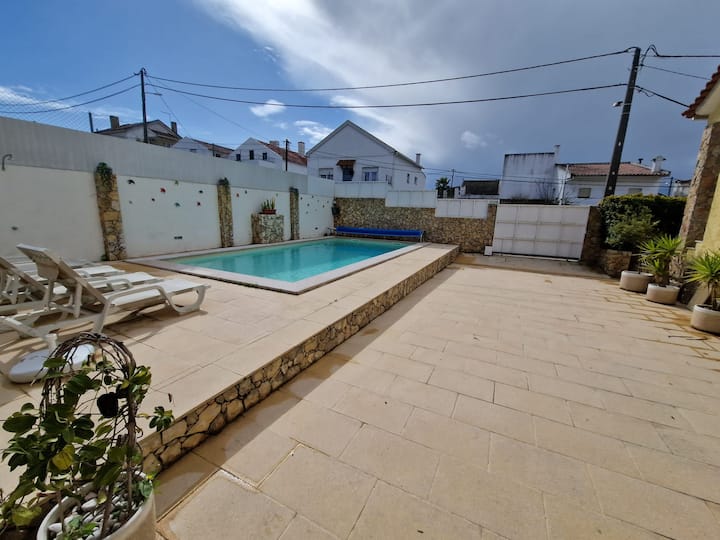 Pool House • Minutes From Beach - Costa da Caparica