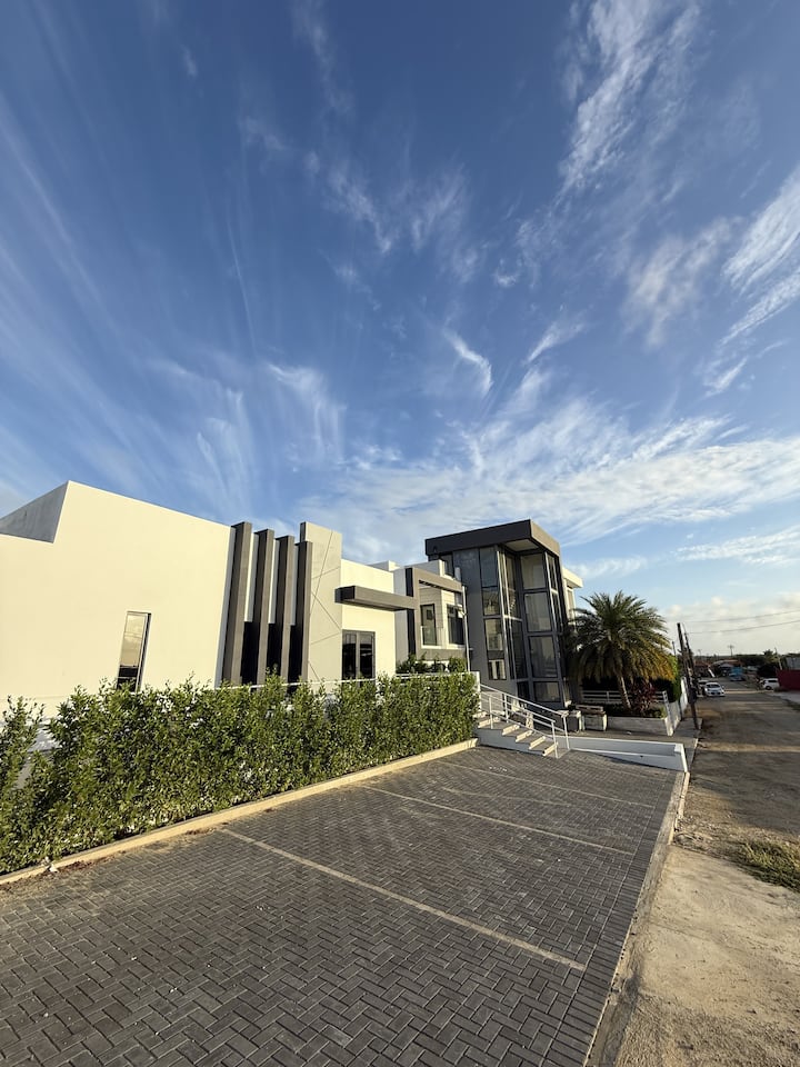 Elegant 2 Bedroom Apartment — Alto Vista - アルバ