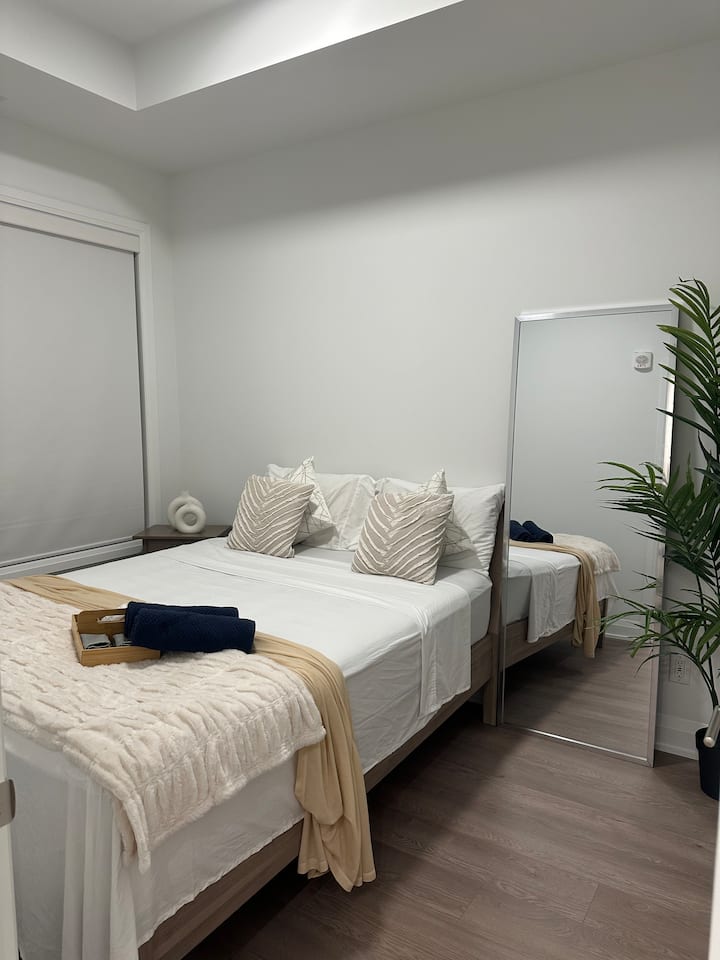 Luxury Oakville Condo | Gym, Balcony & Yoga Studio - Oakville