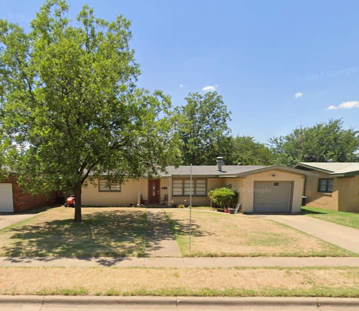 Cozy Home Minutes Away From Everything! - Lubbock, TX