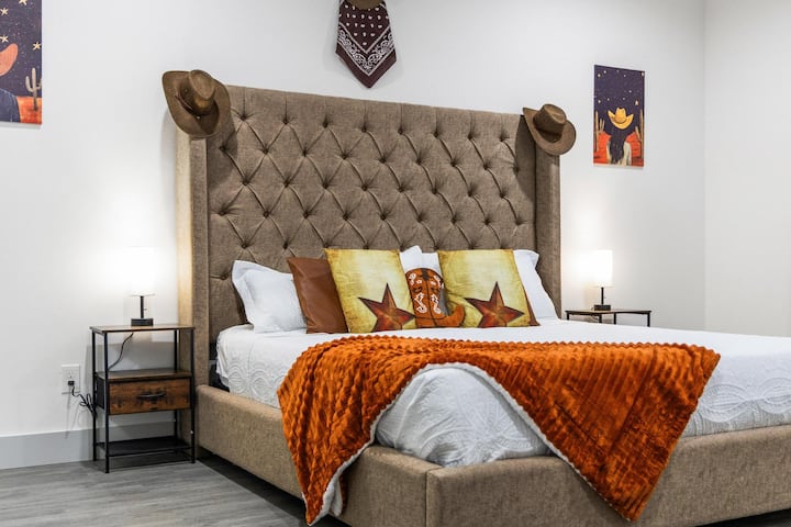 Cowboys & Aliens | Games • Fenced Yard • Sleeps 7 - Bonham State Park, Bonham