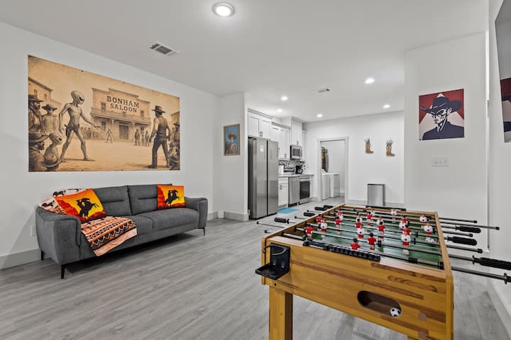 Cowboys & Aliens | Games • Fenced Yard • Sleeps 7 - Bonham State Park, Bonham