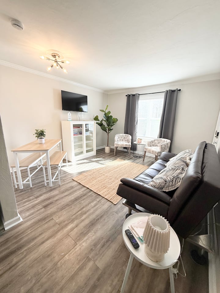 Beach Bungalow: Free Parking +1 Block From Beach - Virginia Beach Oceanfront