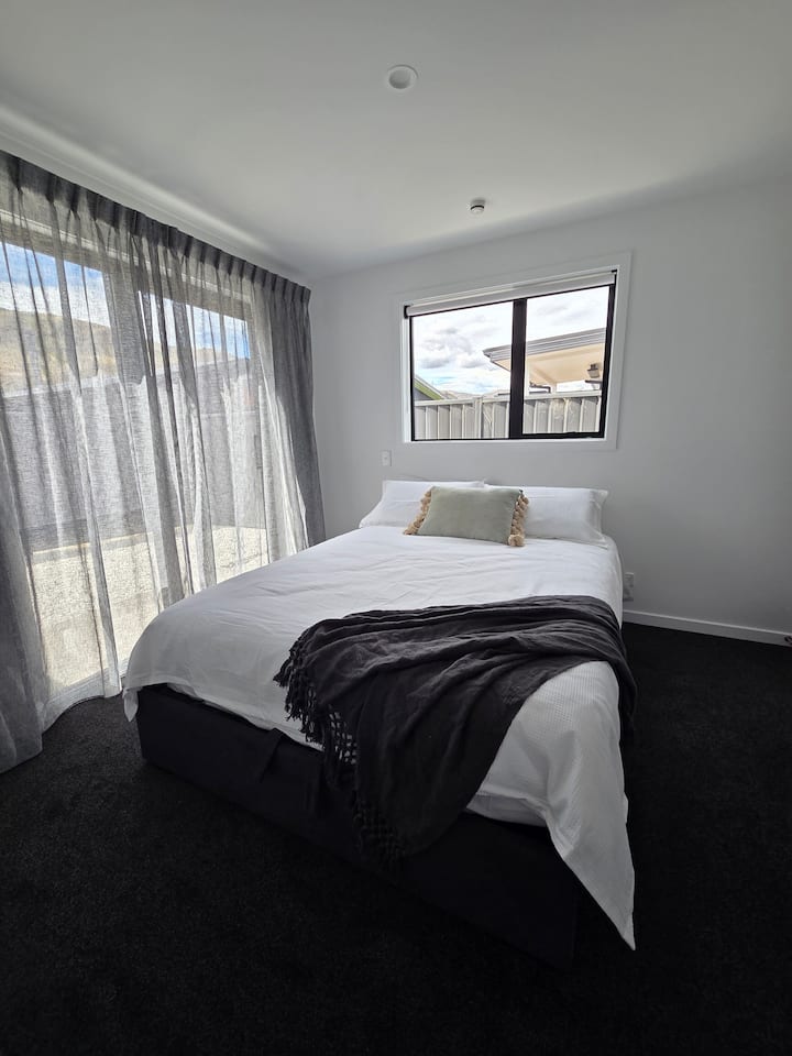 Modern Escape Near Lake Dunstan! - Bannockburn, New Zealand