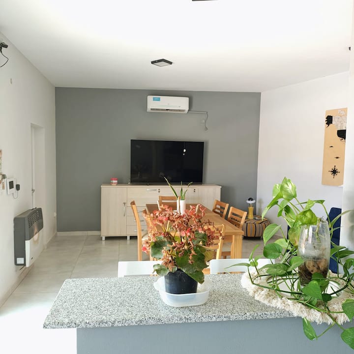 Casa Amplia En Barrio Tranquilo Y Seguro. - Villa María