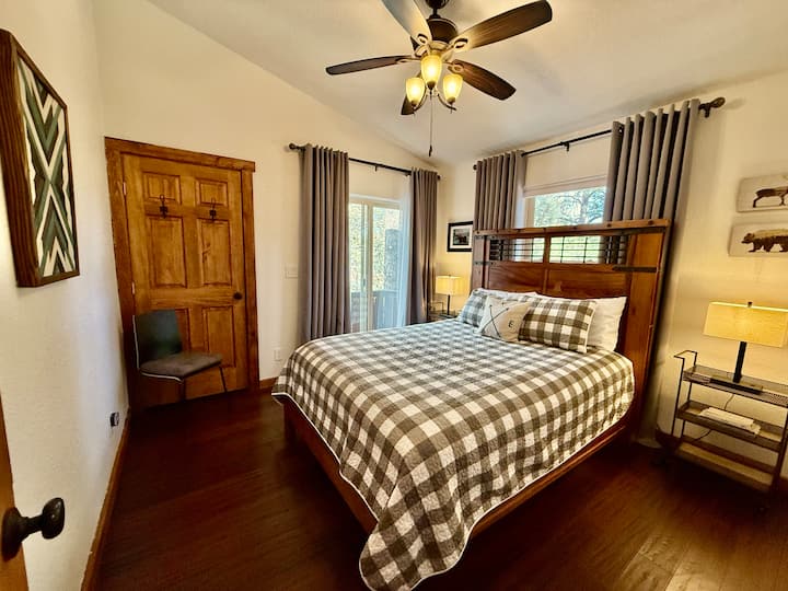 Cozy Woodland Park Retreat: Forest Views + Deck! - Woodland Park, CO