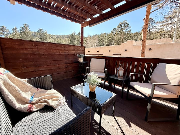 Cozy Woodland Park Retreat: Forest Views + Deck! - Woodland Park, CO