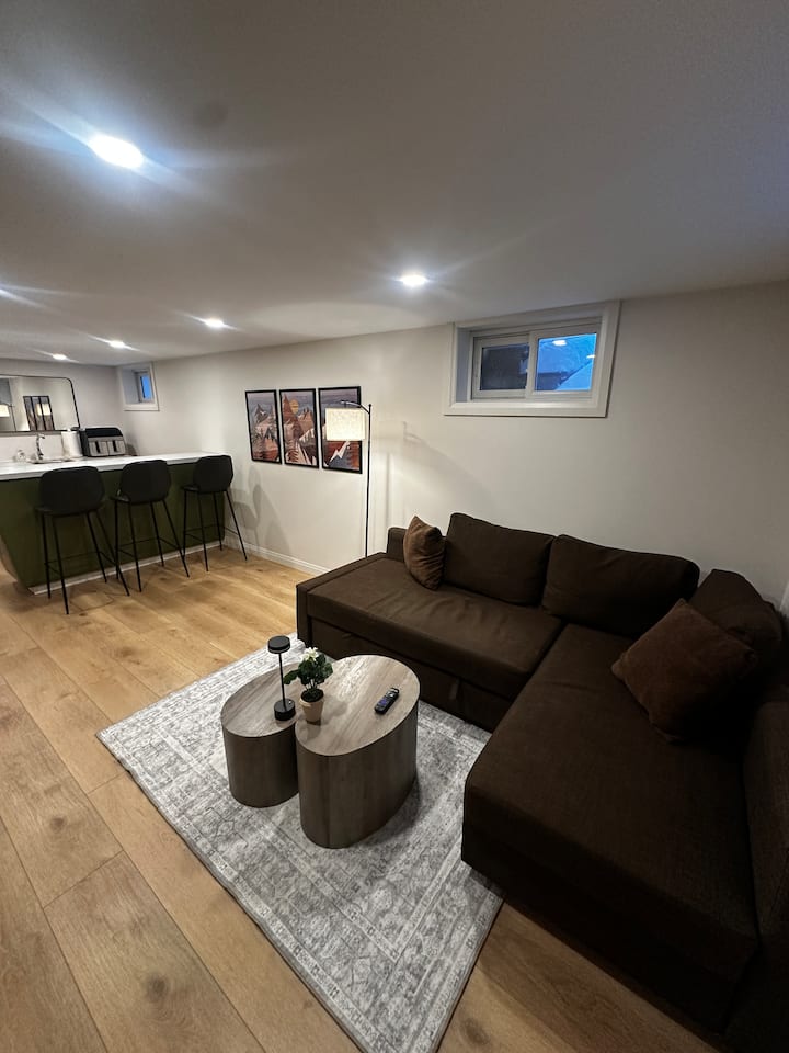 Cozy & Comfortable Private Basement Suite - Barrie