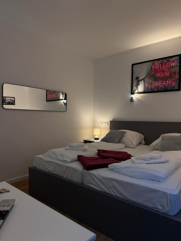 Modernes Doppelzimmer Mit Kingsize Bett - Mosbach