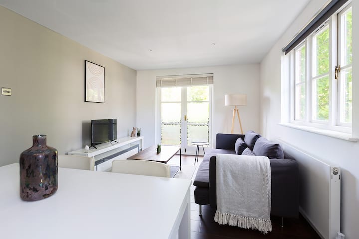 Chelsea 2-bed Apartment With Parking & Balcony - Fulham