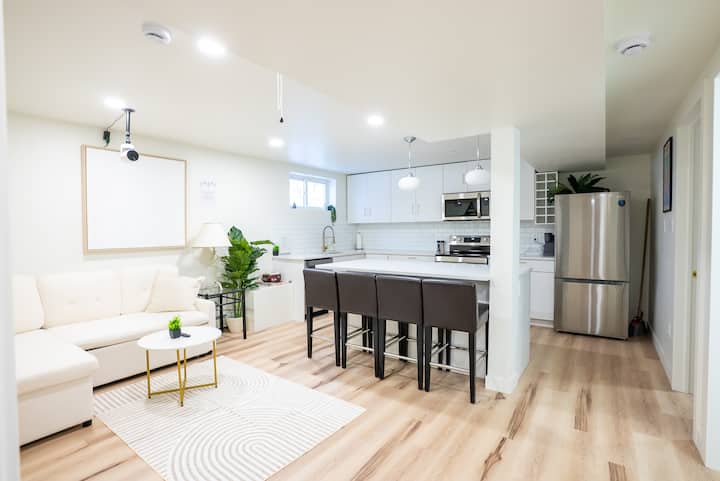 Newly Renovated Modern Private Suite W/ Workspace - Saskatoon
