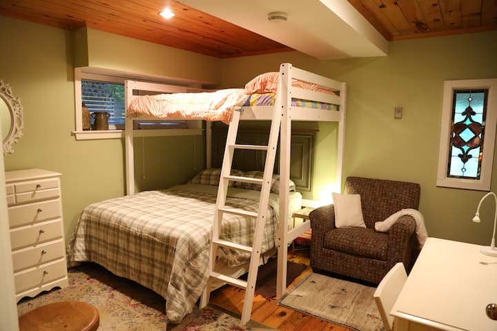 Cozy Ensuite Bunk Bedroom With Rustic Charm - Durham