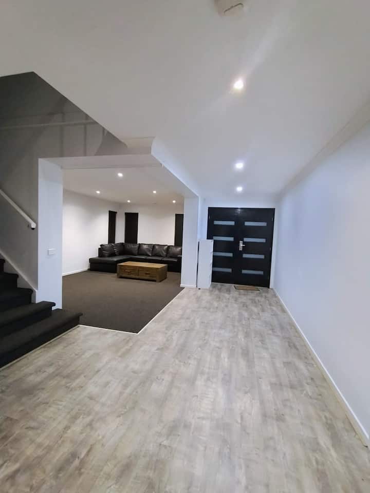 Pakenham Double Storey 4 Bedroom House For Rent - Gumbuya World, Tynong North