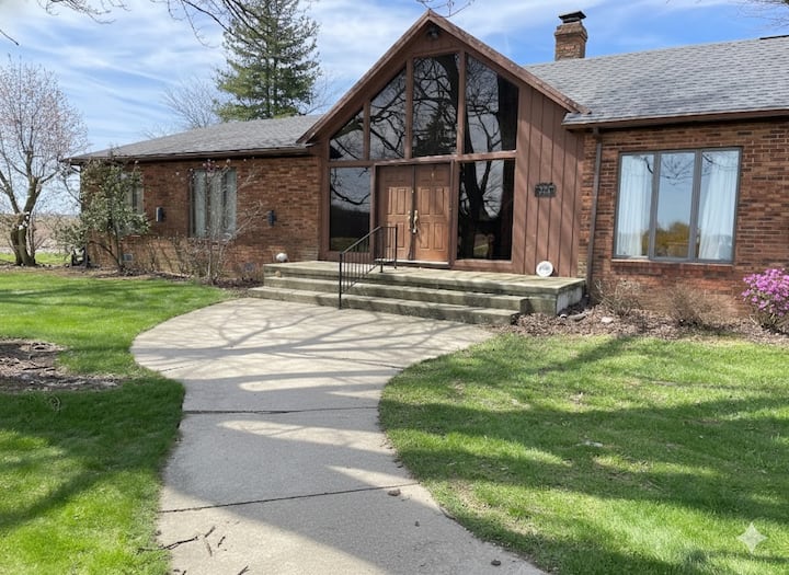 Vast Country House: Aged Charm & Rustic Decor - Marion, OH